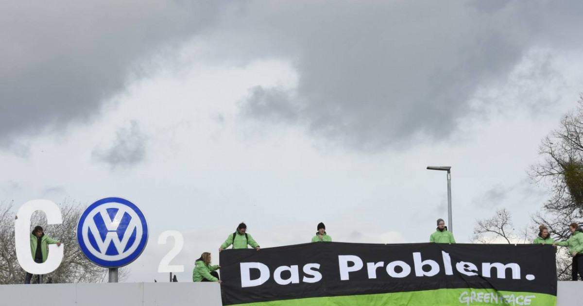 Στις χαμηλές επενδυτικές βαθμίδες «πετά» τη Volkswagen η Fitch - CNN.gr