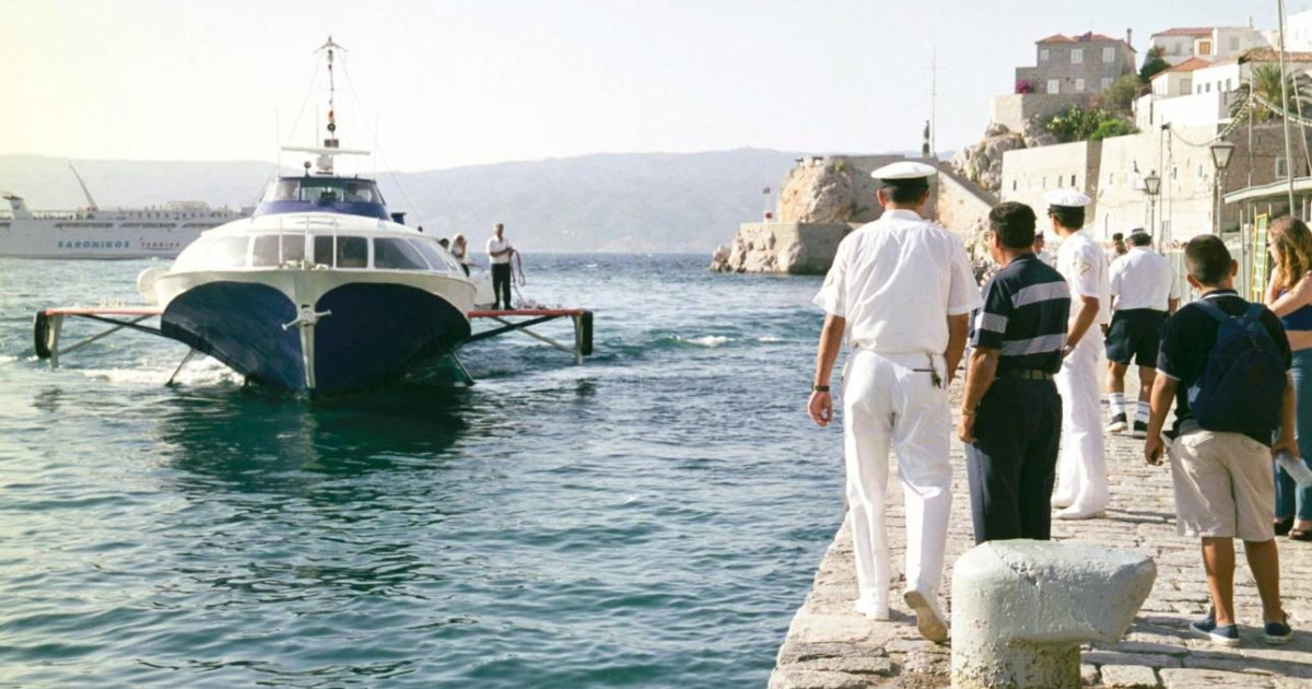 «Ιπτάμενο δελφίνι» παρουσίασε μηχανική βλάβη - CNN.gr