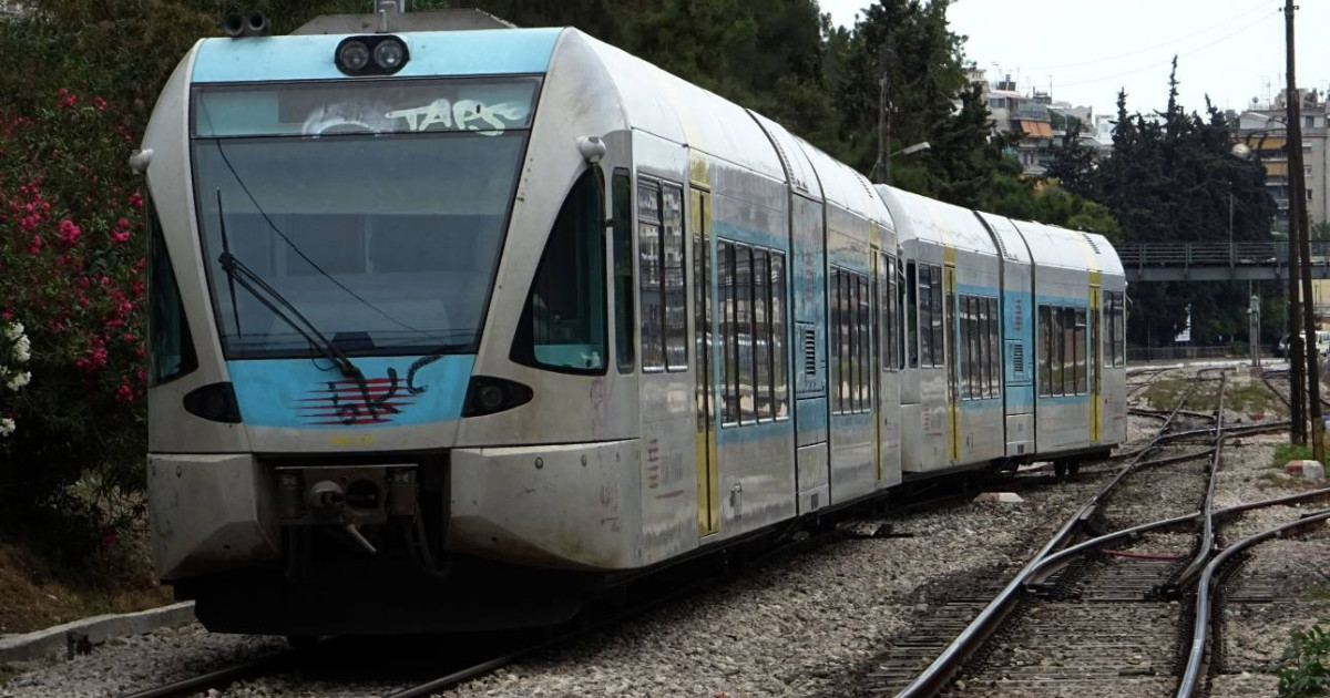 Τραβούν χειρόφρενο τρένα και προαστιακός σιδηρόδρομος - CNN.gr