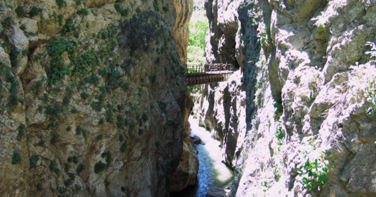 Αγνοείται παιδάκι στο φαράγγι του Βουραϊκού - CNN.gr
