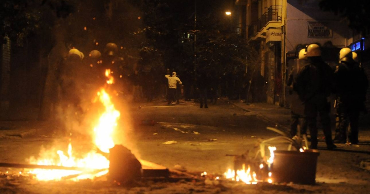 Επίθεση με μολότοφ σε διμοιρία των ΜΑΤ στο Πολυτεχνείο - CNN.gr