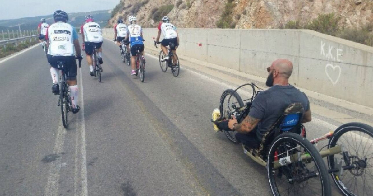 Τεράστιο αναπηρικό αμαξίδιο από χίλιους ανθρώπους στην Κομοτηνή - CNN.gr