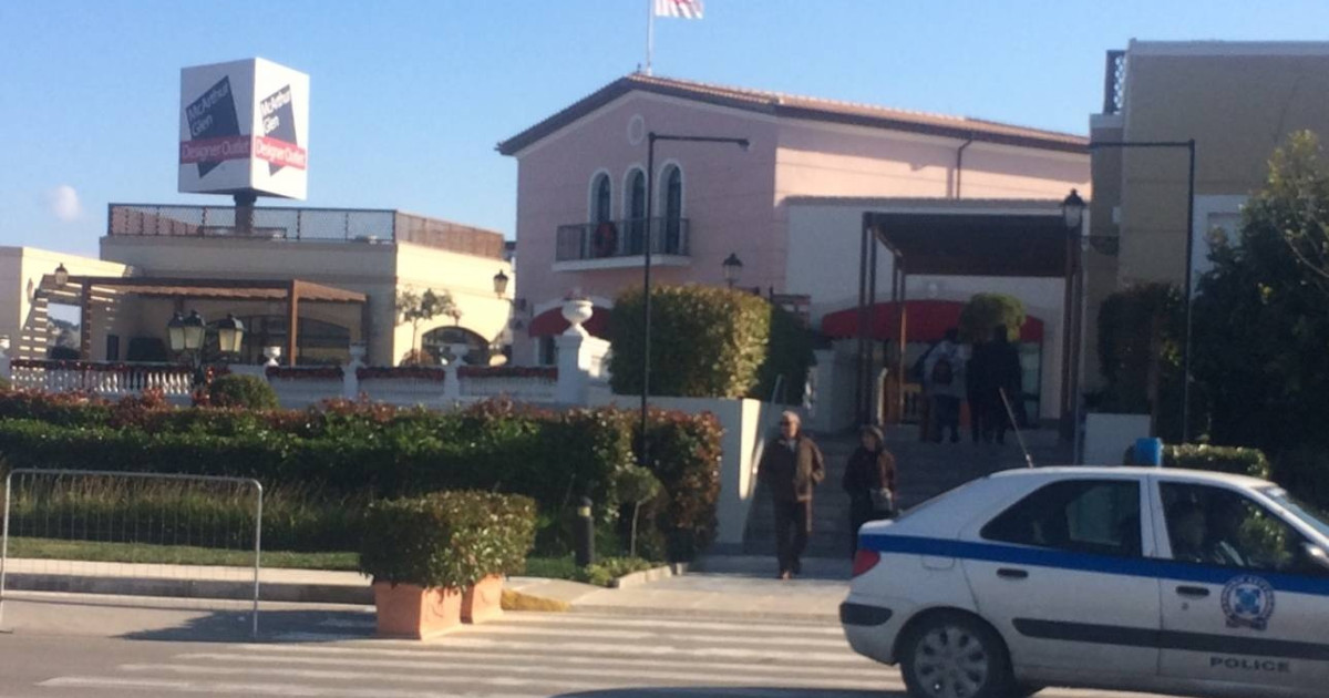 Φάρσα το τηλεφώνημα για βόμβα στο εκπτωτικό χωριό στα Σπάτα - CNN.gr
