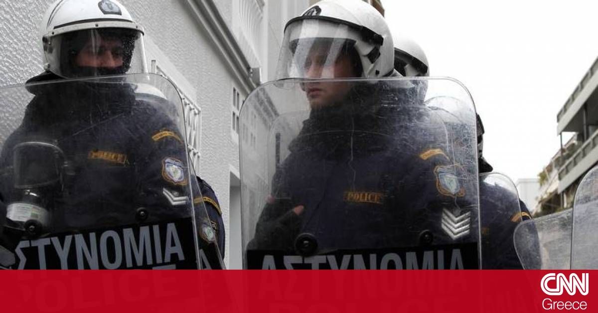 Επίθεση εναντίον αστυνομικών στα Εξάρχεια - CNN.gr