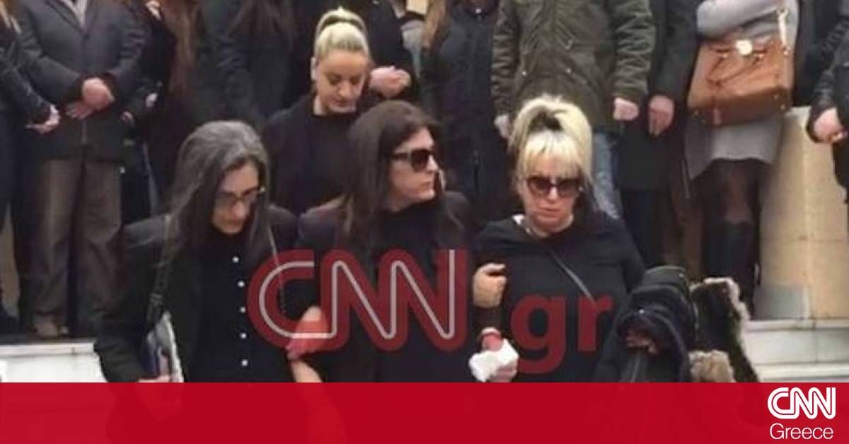 Μνημόσυνο Παντελίδη: Υποβασταζόμενη η μητέρα του τραγουδιστή (vid) - CNN.gr
