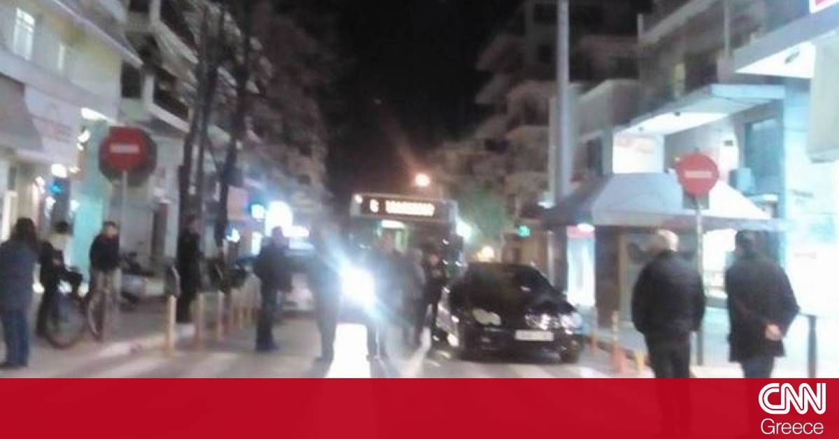 Θεσσαλονίκη: Πολίτες σήκωσαν παράνομα παρκαρισμένη Μερσεντές για να ...