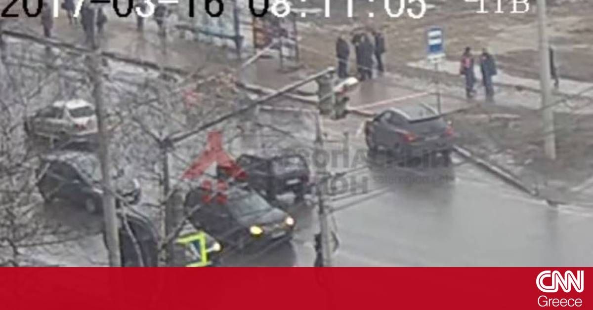 Άνοιξε η γη και τον κατάπιε ενώ περίμενε στη στάση το λεωφορείο (vid ...