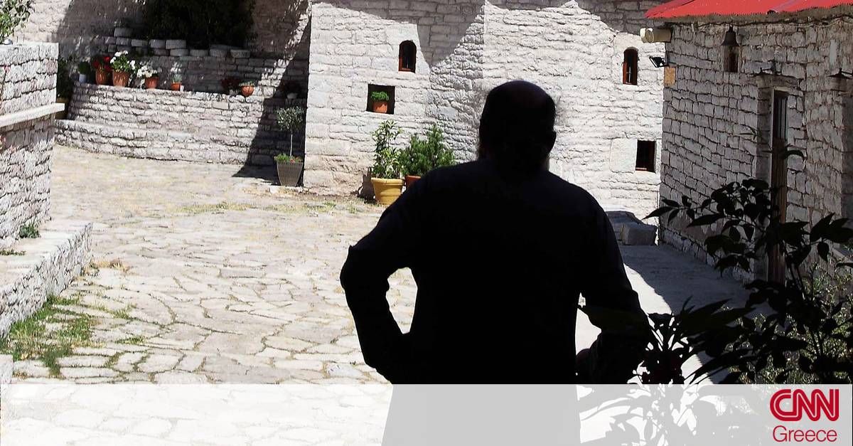 Σύλληψη ιερέα που έστελνε γυμνές φωτογραφίες σε 14χρονο - CNN.gr