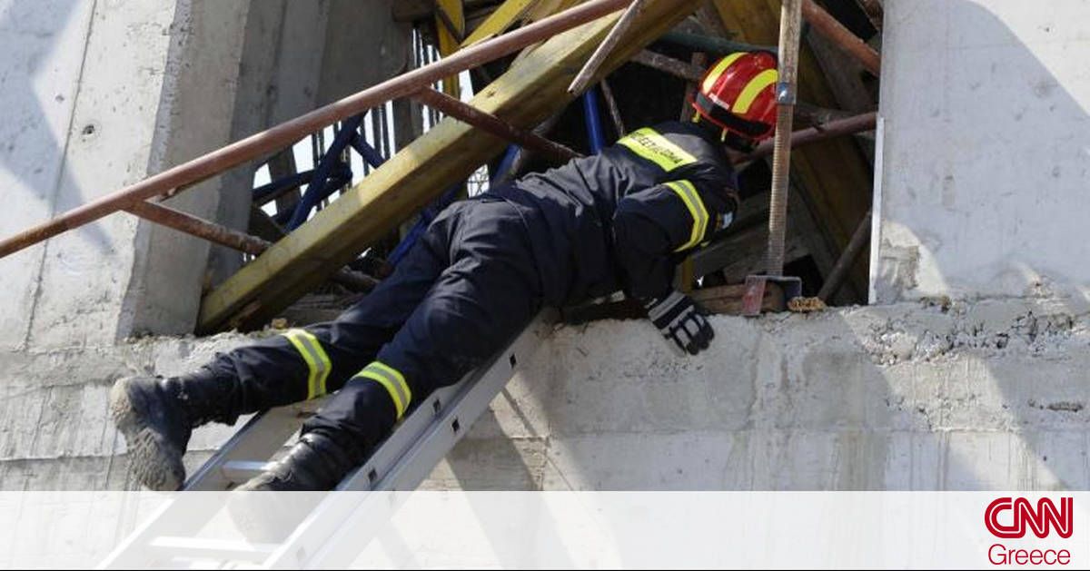 Κατέρρευσε κτίριο στην περιοχή του Πειραιά - Έρευνες για εγκλωβισμένους ...