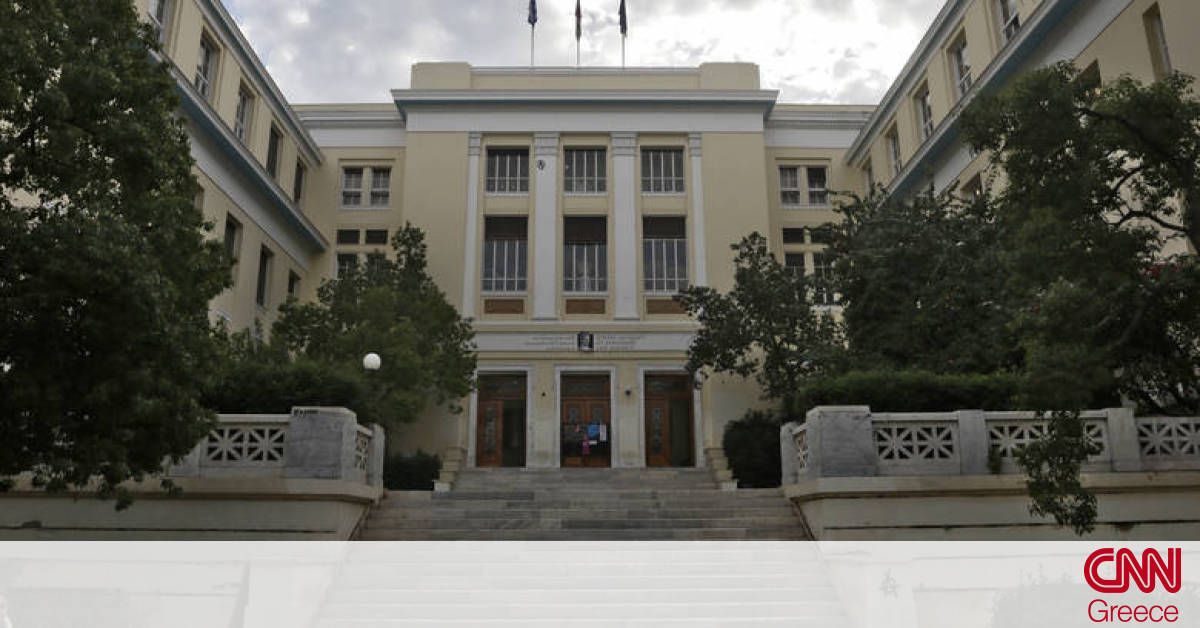 Κουκουλοφόροι βγήκαν ξανά από το κτίριο της ΑΣΟΕΕ και τα έκαναν γυαλιά ...