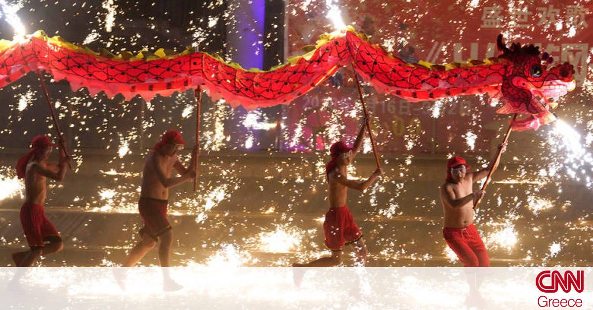Χορός του δράκου κάτω από «πυροτεχνήματα» λιωμένου σιδήρου - CNN.gr