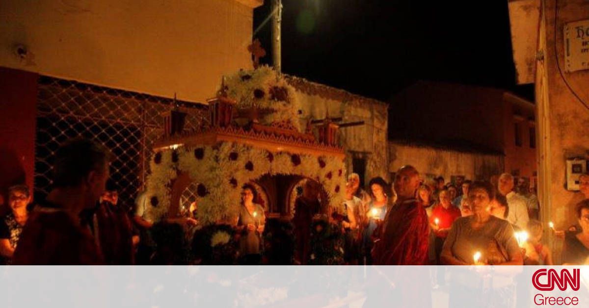 Κέρκυρα: Η εντυπωσιακή περιφορά 33 επιταφίων τη Μεγάλη Παρασκευή - CNN.gr