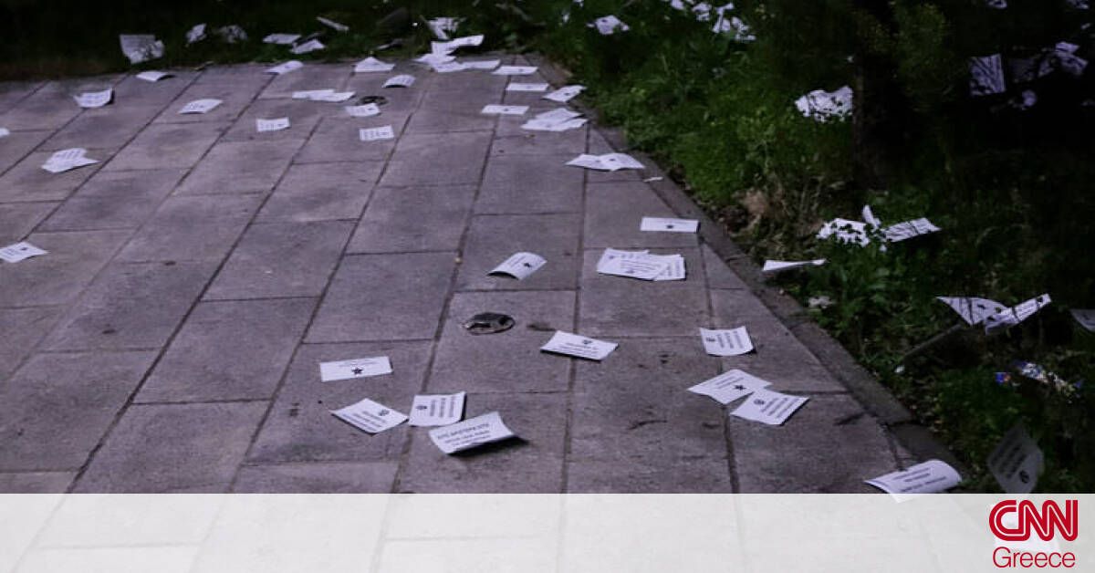 Πανό και τρικάκια έξω από το Ρωσικό Προξενείο στο Χαλάνδρι - CNN.gr
