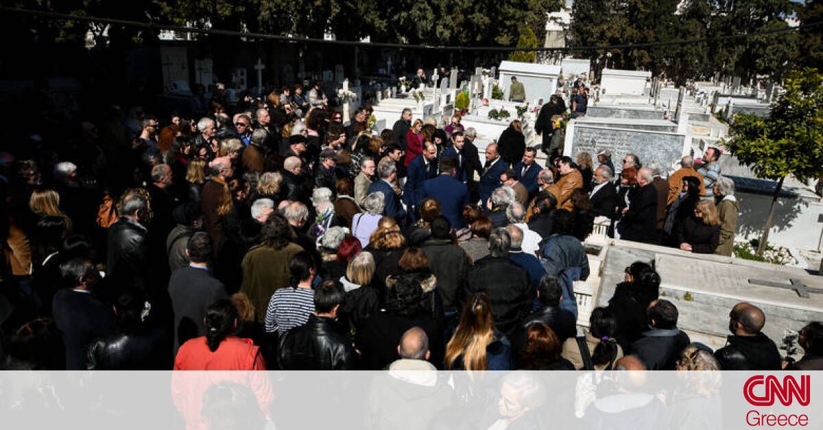 Συγκίνηση στην κηδεία του Φαίδωνα Γεωργίτση - CNN.gr