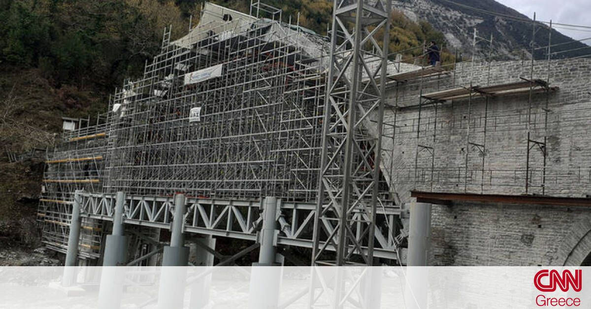 Όρθιο και πάλι το ιστορικό γεφύρι της Πλάκας - CNN.gr