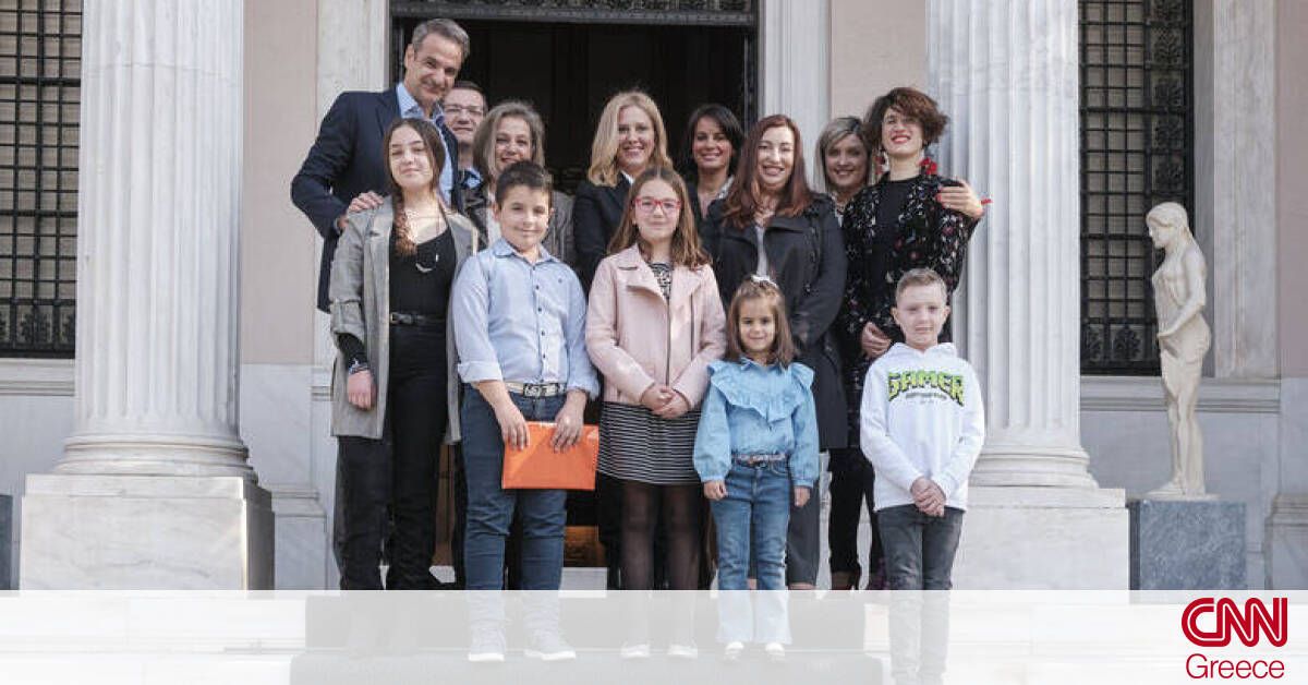 Ο Μητσοτάκης υποδέχτηκε στο Μαξίμου παιδιά που έχουν νικήσει τον ...