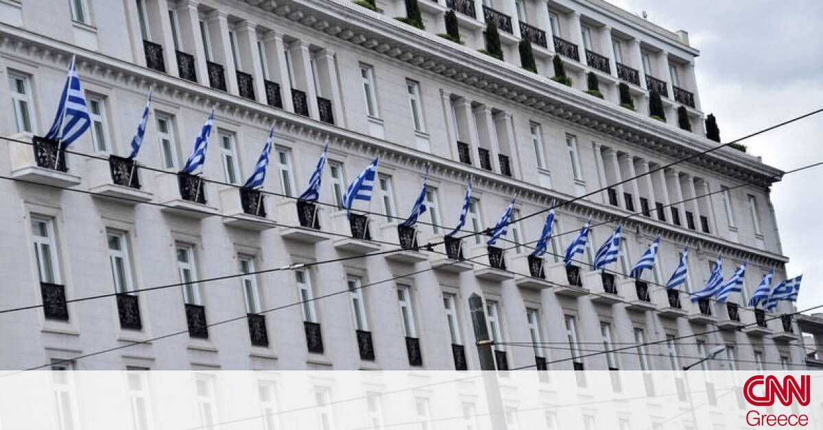 25η Μαρτίου: Κατάθεση στεφάνου και σημαίες σε μπαλκόνια - Η επέτειος ...