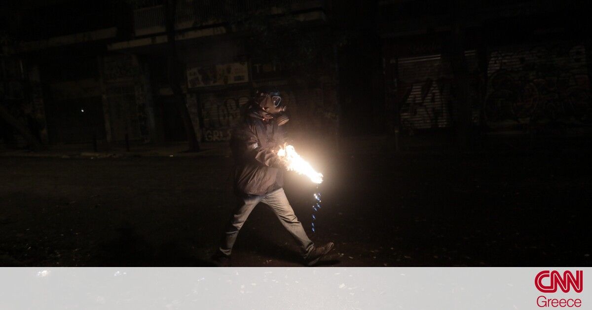 Επίθεση με μολότοφ κατά αστυνομικών στα Εξάρχεια - CNN.gr