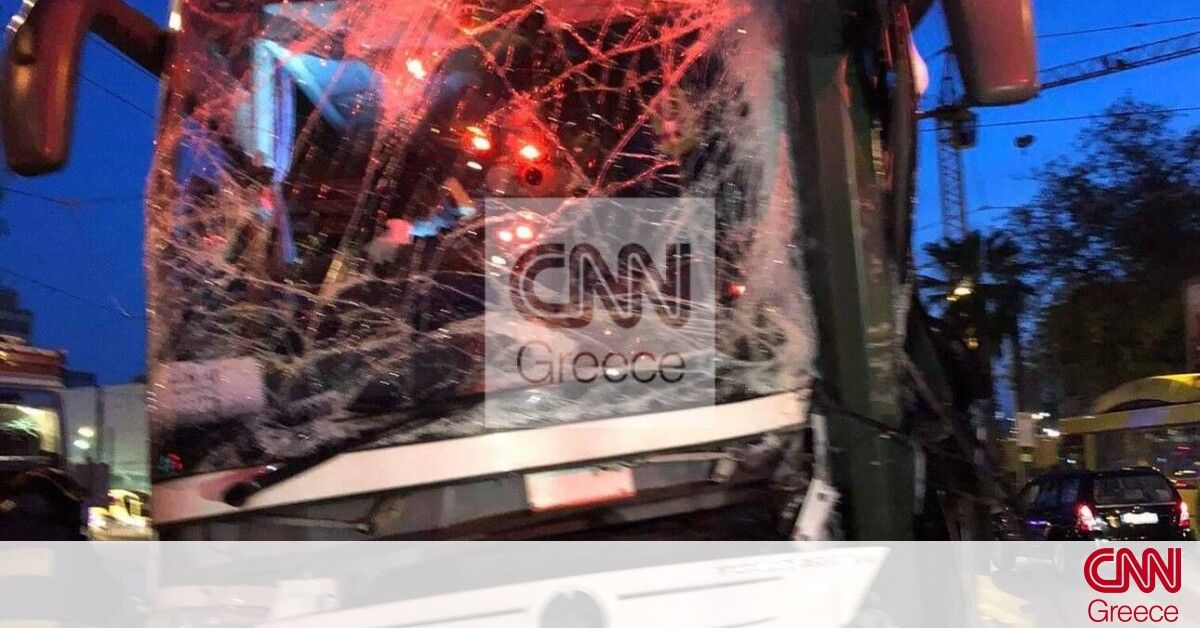 Τροχαίο στην Ακτή Μιαούλη: Τουριστικό λεωφορείο έπεσε πάνω σε κολώνα ...