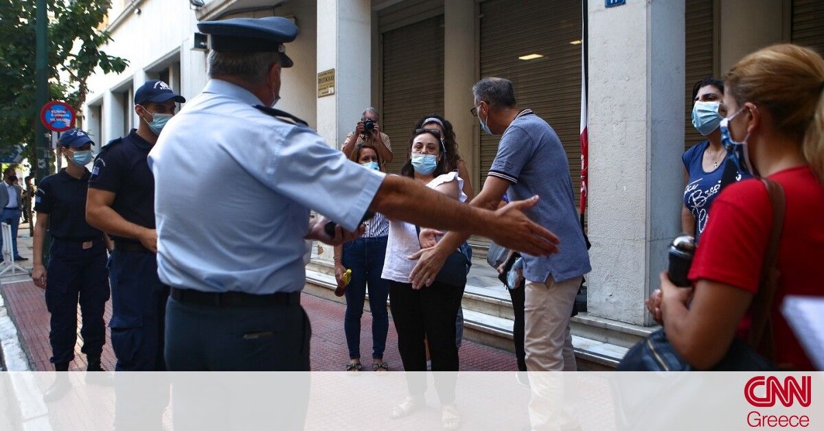 Νέα επεισόδια έξω από το υπουργείο Υγείας - CNN.gr