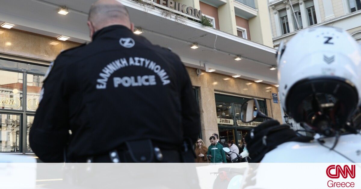 Νέα Ερυθραία: Έκλεψαν το όπλο αστυνομικού από το μηχανάκι του - CNN.gr
