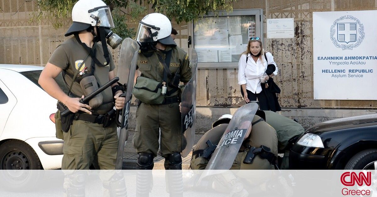 Επεισόδια έξω από το υπουργείο Προστασίας του Πολίτη - Πυροσβεστική ...