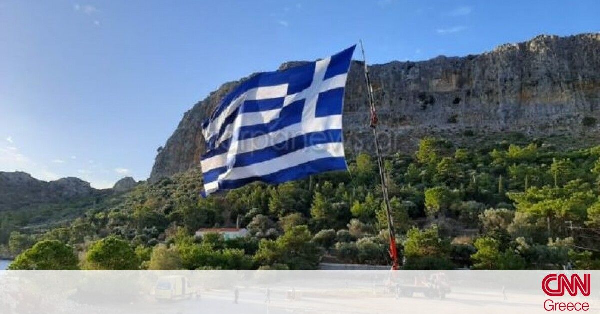 28η Οκτωβρίου - Καστελόριζο: Κρητικός ύψωσε τη μεγαλύτερη ελληνική ...