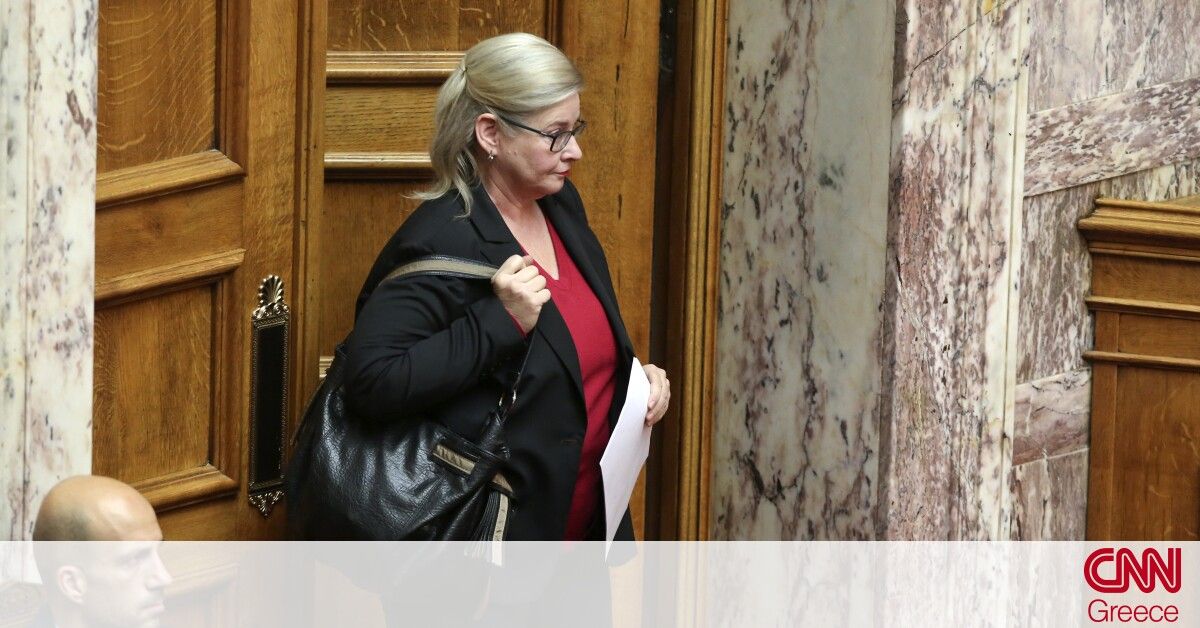 Χρυσή Αυγή: Ξανά στο εδώλιο η Ελένη Ζαρούλια - CNN.gr