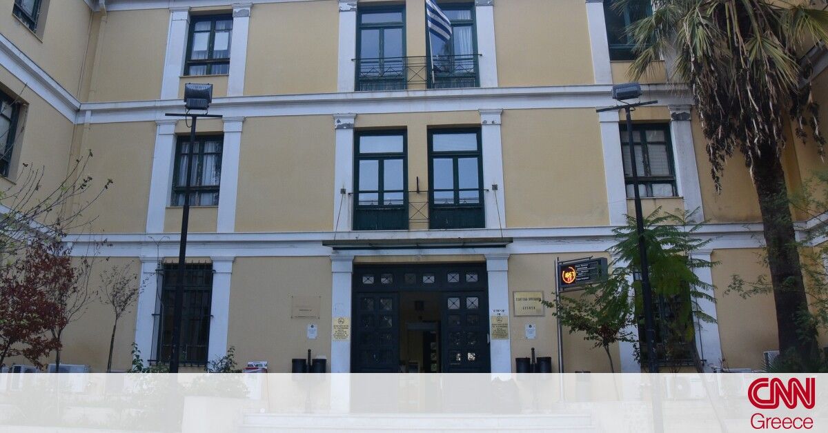 Ελεύθεροι οι 8 κατηγορούμενοι για τη διαπόμπευση του πρύτανη της ΑΣΟΕΕ ...