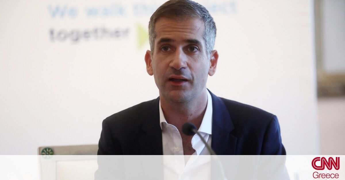Η απάντηση Μπακογιάννη στο χυδαίο πανό για τον πατέρα του - CNN.gr