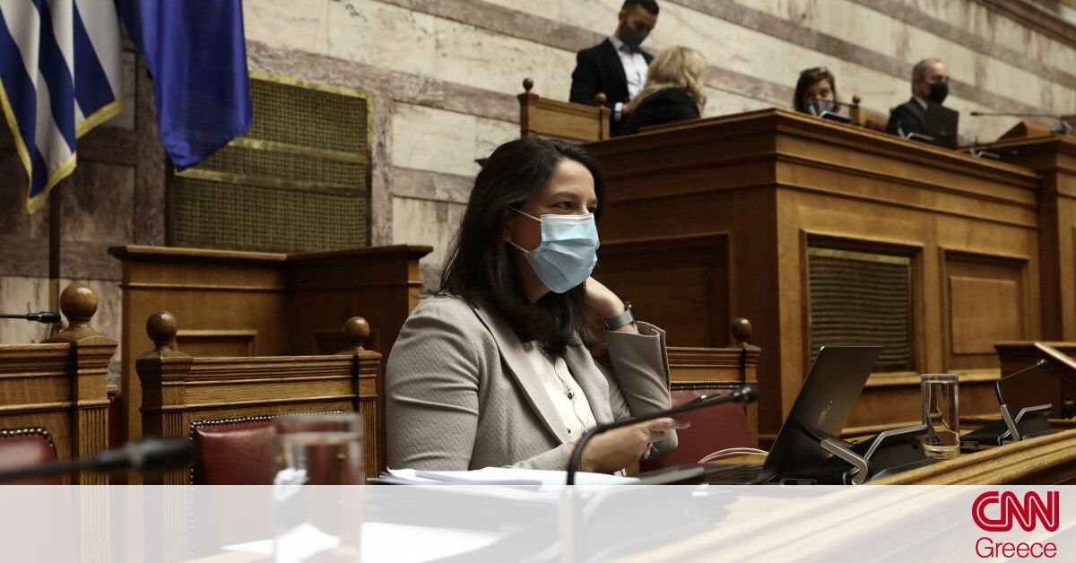 Άγνωστοι πέταξαν τρικάκια στο γραφείο της Νίκης Κεραμέως - CNN.gr