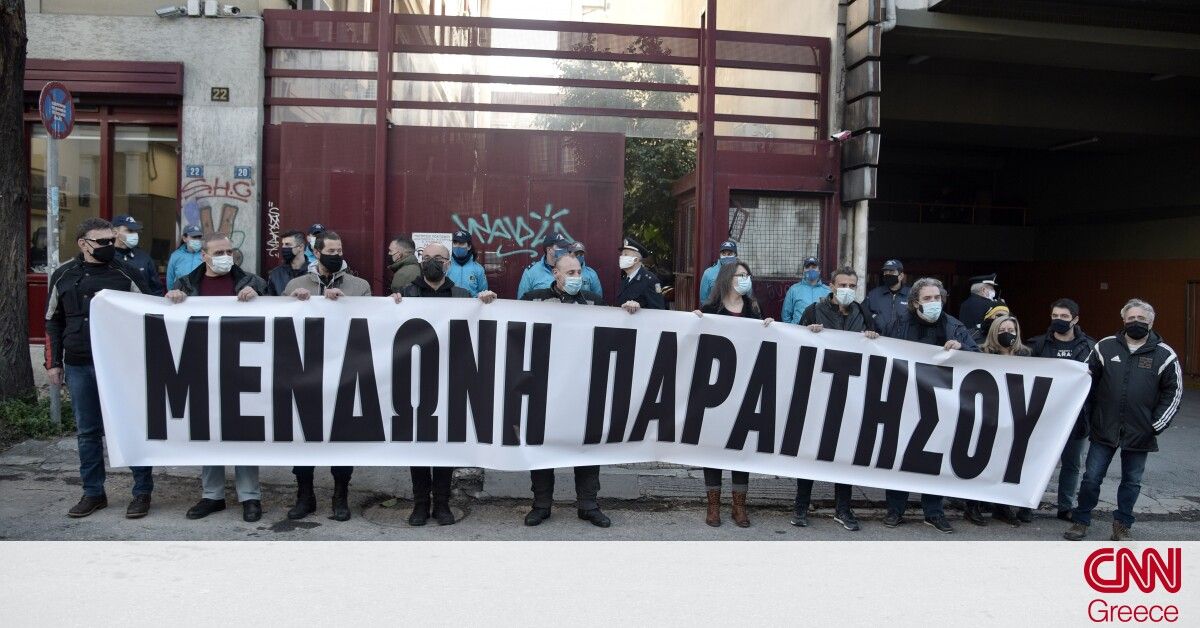 «Μενδώνη παραιτήσου»: Διαμαρτυρία ηθοποιών έξω από το υπουργείο ...