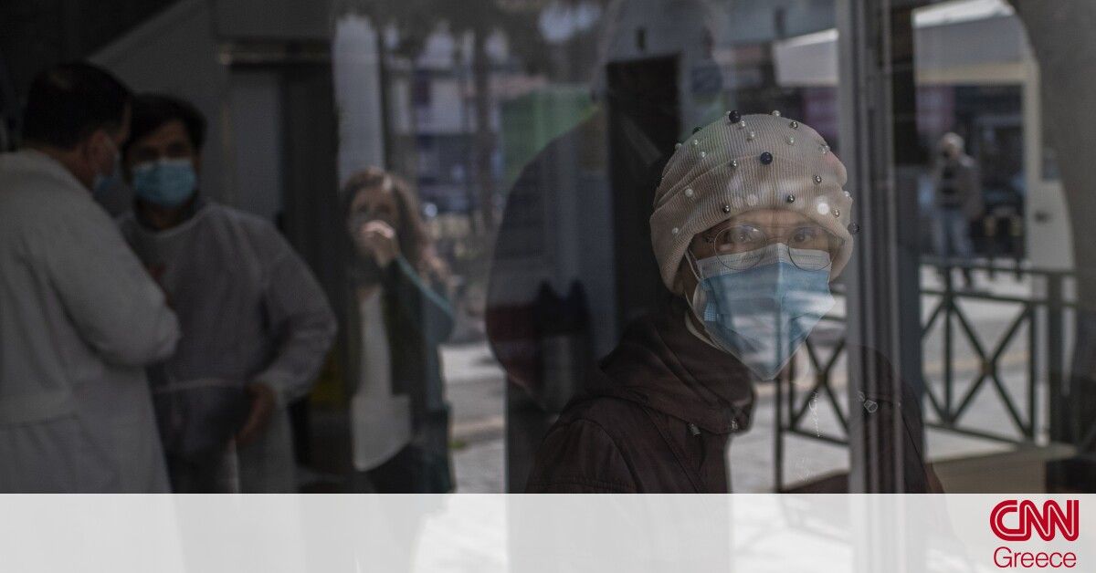 Τσακρής: Βρισκόμαστε στην κορύφωση του τρίτου κύματος - CNN.gr