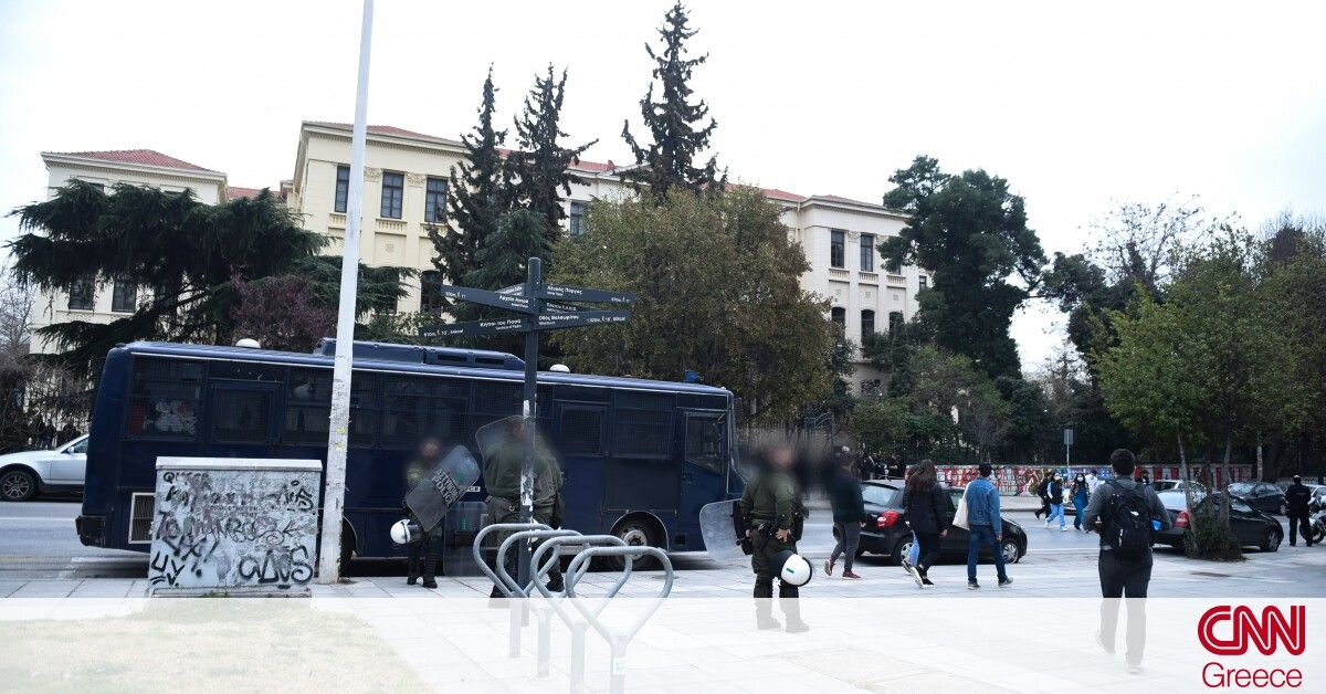 Επέμβαση της ΕΛ.ΑΣ. στο ΑΠΘ για την εκκένωση της πρυτανείας - CNN.gr