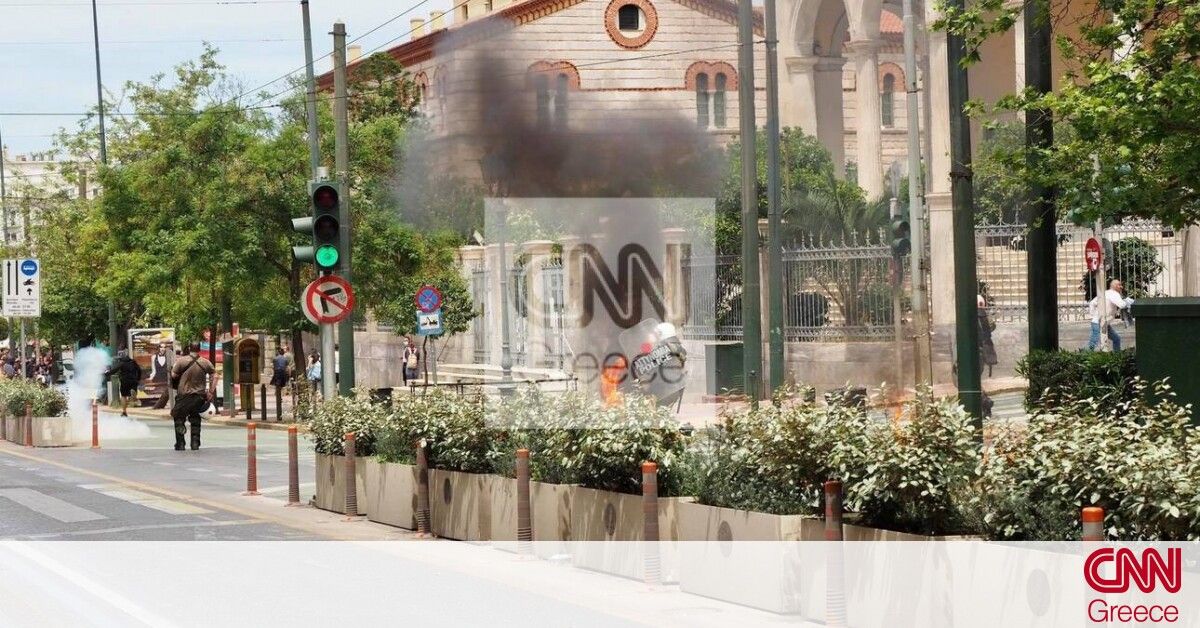 Ένταση και μολότοφ στο κέντρο της Αθήνας - CNN.gr
