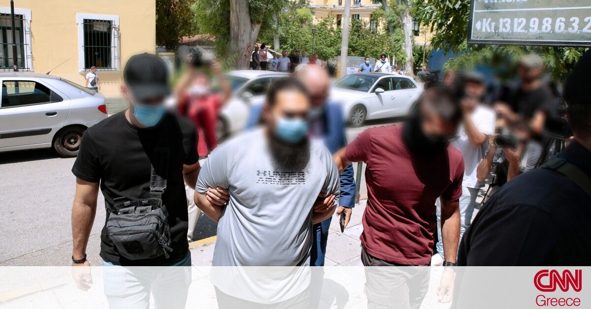 Επίθεση με βιτριόλι: Στις φυλακές Κορυδαλλού ο καθαιρεθείς ιερέας - CNN.gr