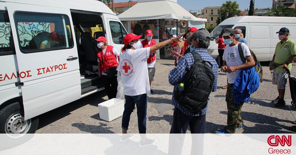 Ο Ερυθρός Σταυρός μοιράζει νερό και είδη πρώτης ανάγκης σε άστεγους τις ...