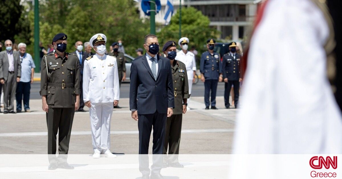 Κατάθεση στεφάνου για τους πεσόντες κατά την τουρκική εισβολή το 1974 ...