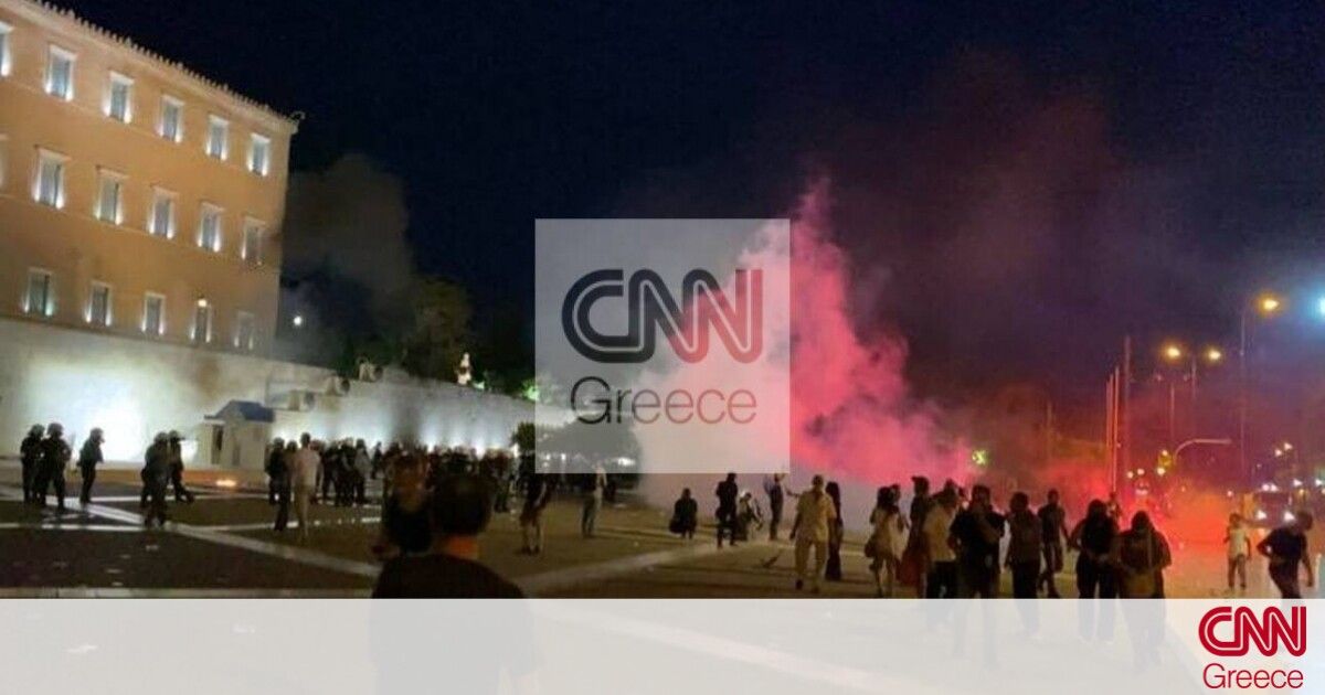 Επεισόδια στη συγκέντρωση αντιεμβολιαστών στο κέντρο της Αθήνας - CNN.gr