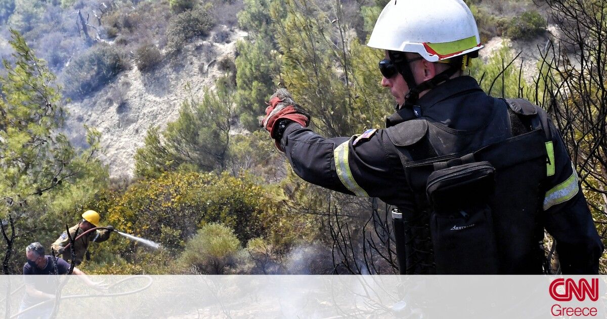 Φωτιά στον Βύρωνα Αττικής - Επί ποδός η πυροσβεστική - CNN.gr