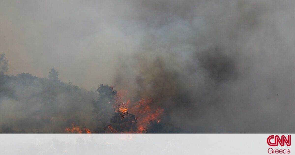 Φωτιά στην Ηλεία: Εκτροπή πυροσβεστικού με τραυματία στο Κολίρι - CNN.gr