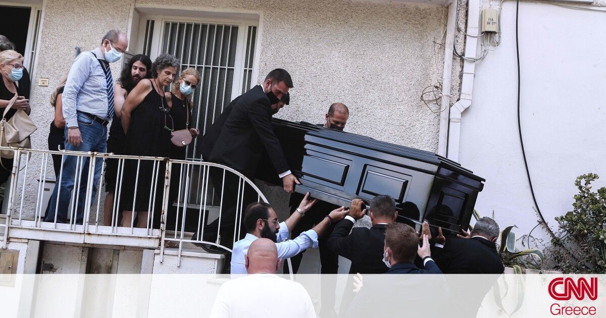 Μίκης Θεοδωράκης: «Αθάνατος» φώναζε ο κόσμος έξω από το σπίτι του - CNN.gr