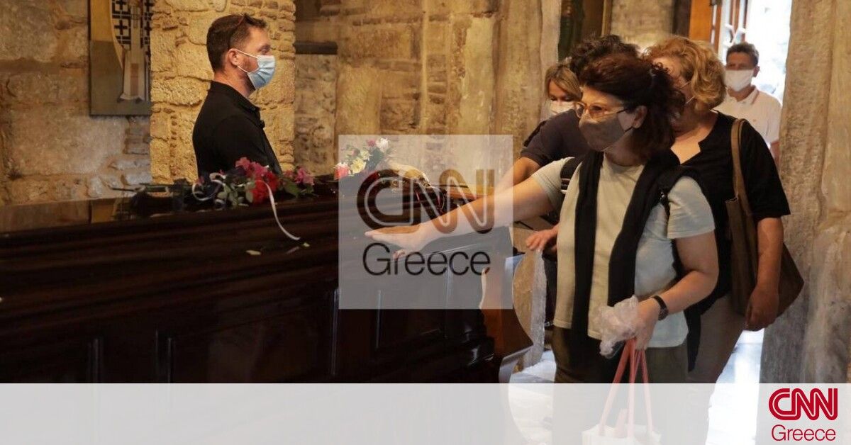 Μίκης Θεοδωράκης: Ουρές πολιτών στο λαϊκό προσκύνημα στη Μητρόπολη ...