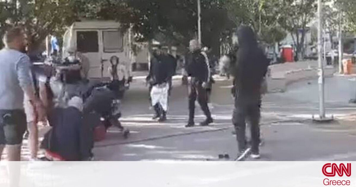 Επίθεση κουκουλοφόρων σε αντιφασιστική συγκέντρωση στο Νέο Ηράκλειο ...