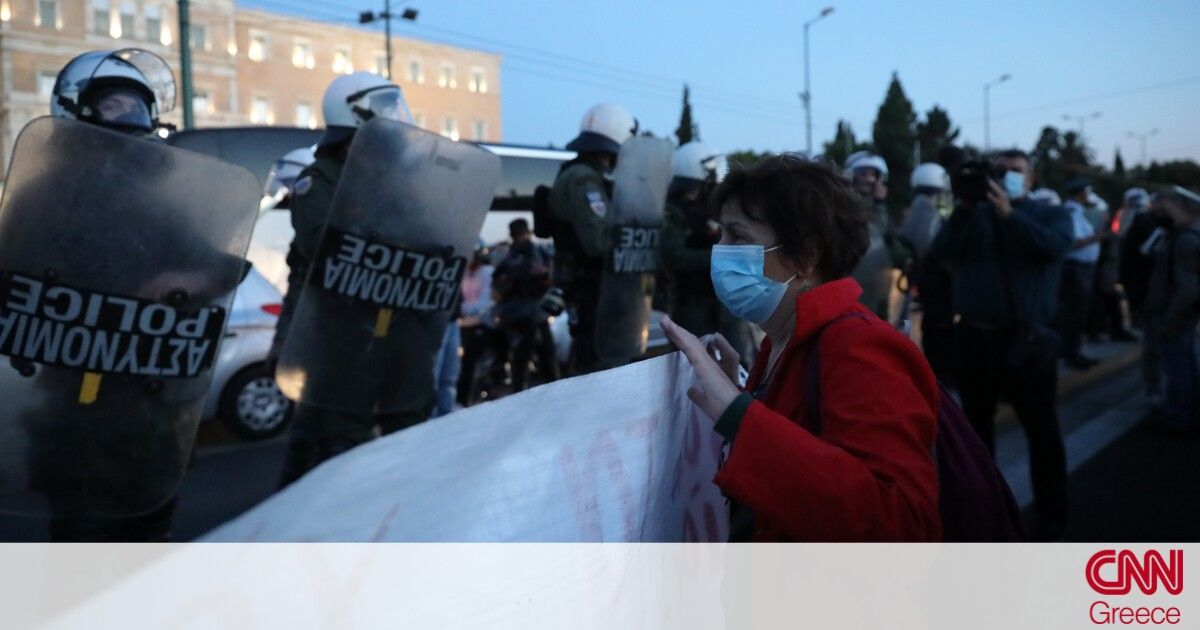 Ένταση στο Πανεκπαιδευτικό συλλαλητήριο στα Προπύλαια - CNN.gr