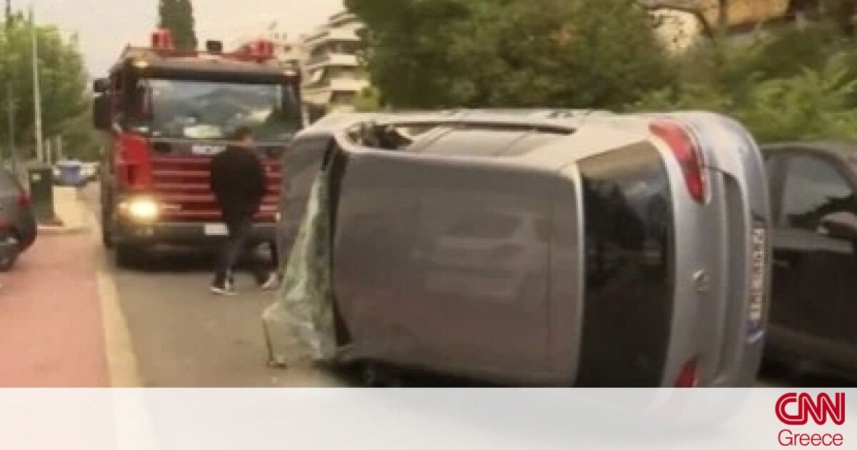 Τροχαίο στη Νέα Σμύρνη - Αναποδογύρισε αυτοκίνητο στη μέση του δρόμου ...