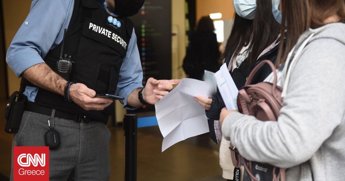 Θεσσαλονίκη: Τύπωσε το πιστοποιητικό εμβολιασμού σε... μπλούζα - CNN.gr