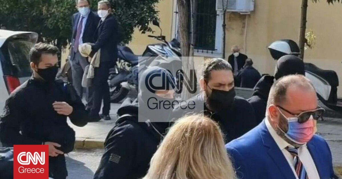 Επίθεση με βιτριόλι: Απολογείται ξανά ο καθαιρεθείς ιερέας που έριξε ...