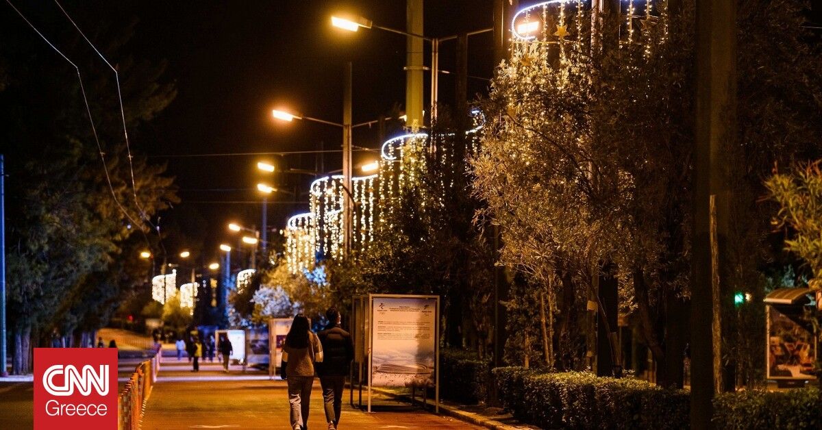 Χριστούγεννα 2021: Η Αθήνα «φόρεσε» τα γιορτινά της - CNN.gr