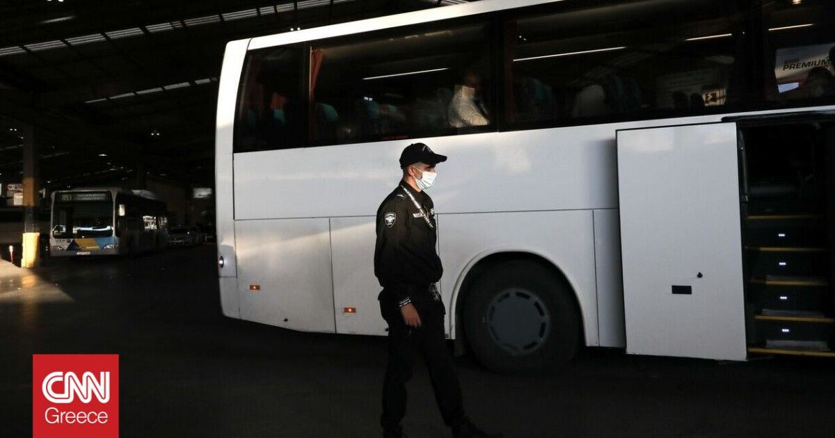 Άγνωστοι πέταξαν πέτρες σε λεωφορείο του ΚΤΕΛ Σερρών - CNN.gr